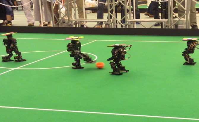 RoboCup SSL Humanoid における歩行動作の選択の改善と複数キック選択のキックプレイへの応用 | 情報学科 | | 大阪電気通信大学
